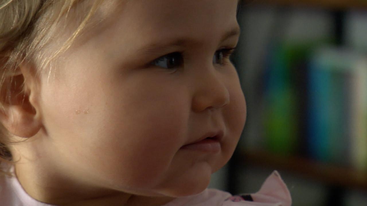 Dwuletnia Gaja cierpi na zespół Retta. Dzienna dawka syropu, który trzyma ją przy życiu ...