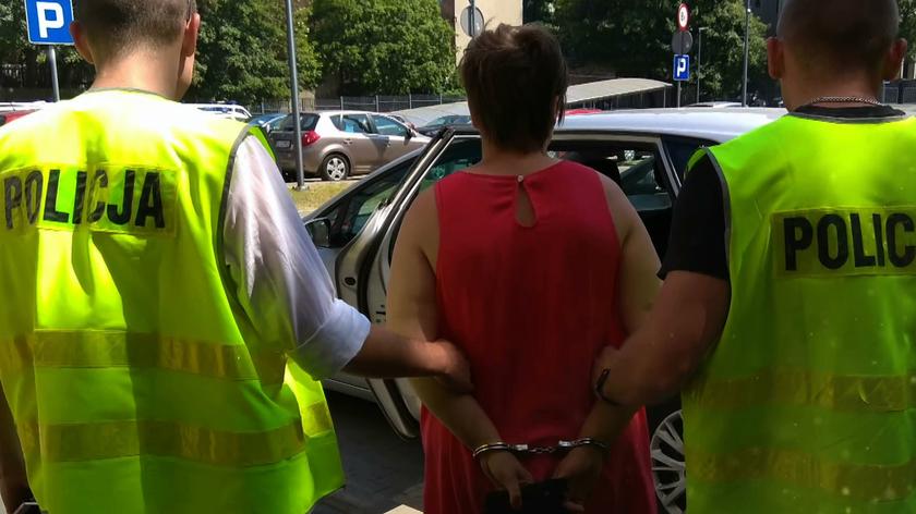 Zarzuty dla pijanej matki. 2-letnia córka znaleziona w przyczepie