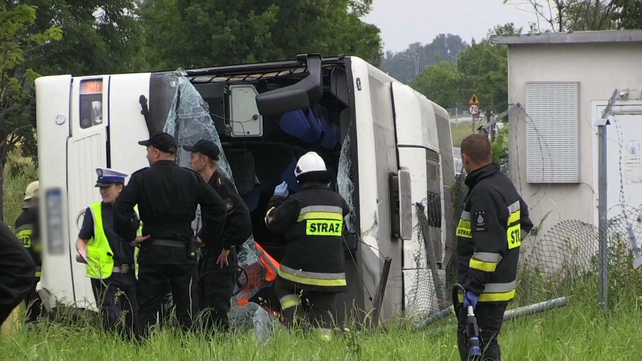 Jełowa: autokar z dziećmi wpadł do rowu. Siedem osób w szpitalu Jełowa: autokar z dziećmi wpadł do rowu. Siedem osób w szpitalu