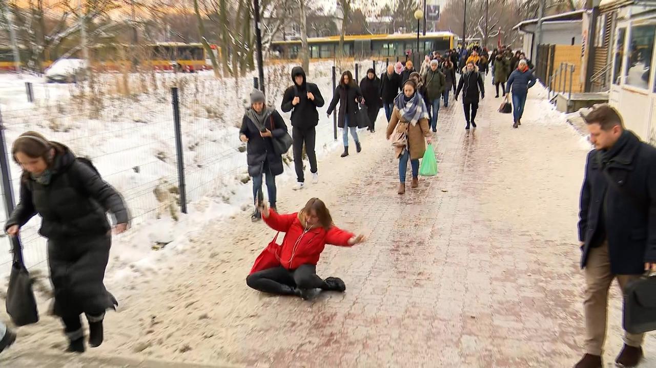 Ślizgawka na ulicach polskich miast. Jest naprawdę niebezpiecznie Ślizgawka na ulicach polskich miast. Jest naprawdę niebezpiecznie