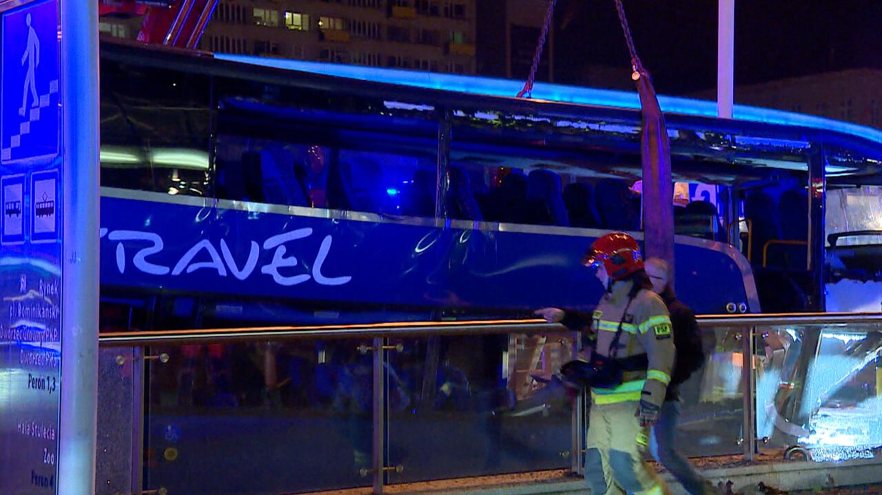 Wypadek autokaru we Wrocławiu. Kierowca nie przeżył